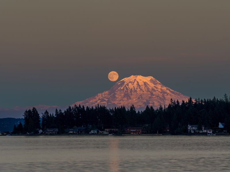 Moonrise Over Mt Rainier | Smithsonian Photo Contest | Smithsonian Magazine