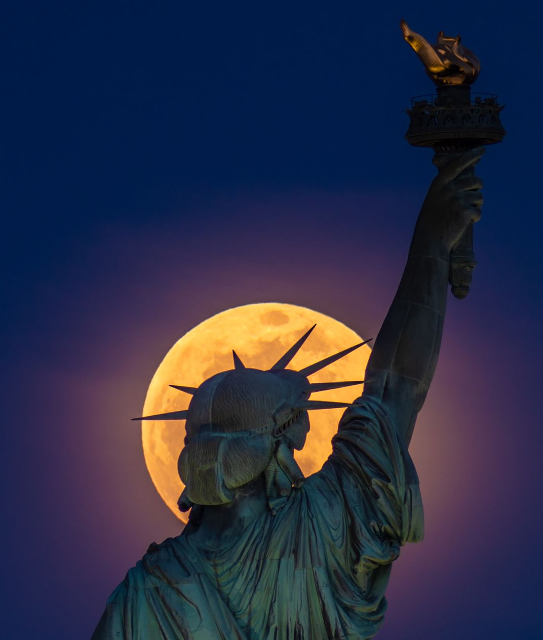 Pink Super Moonrise Behind Statue Of Liberty | Smithsonian Photo ...