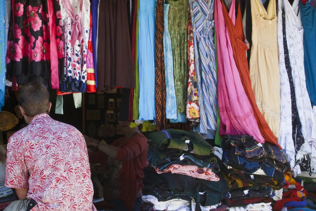 Early morning and waiting for sales at custom clothing vendor, Pike ...