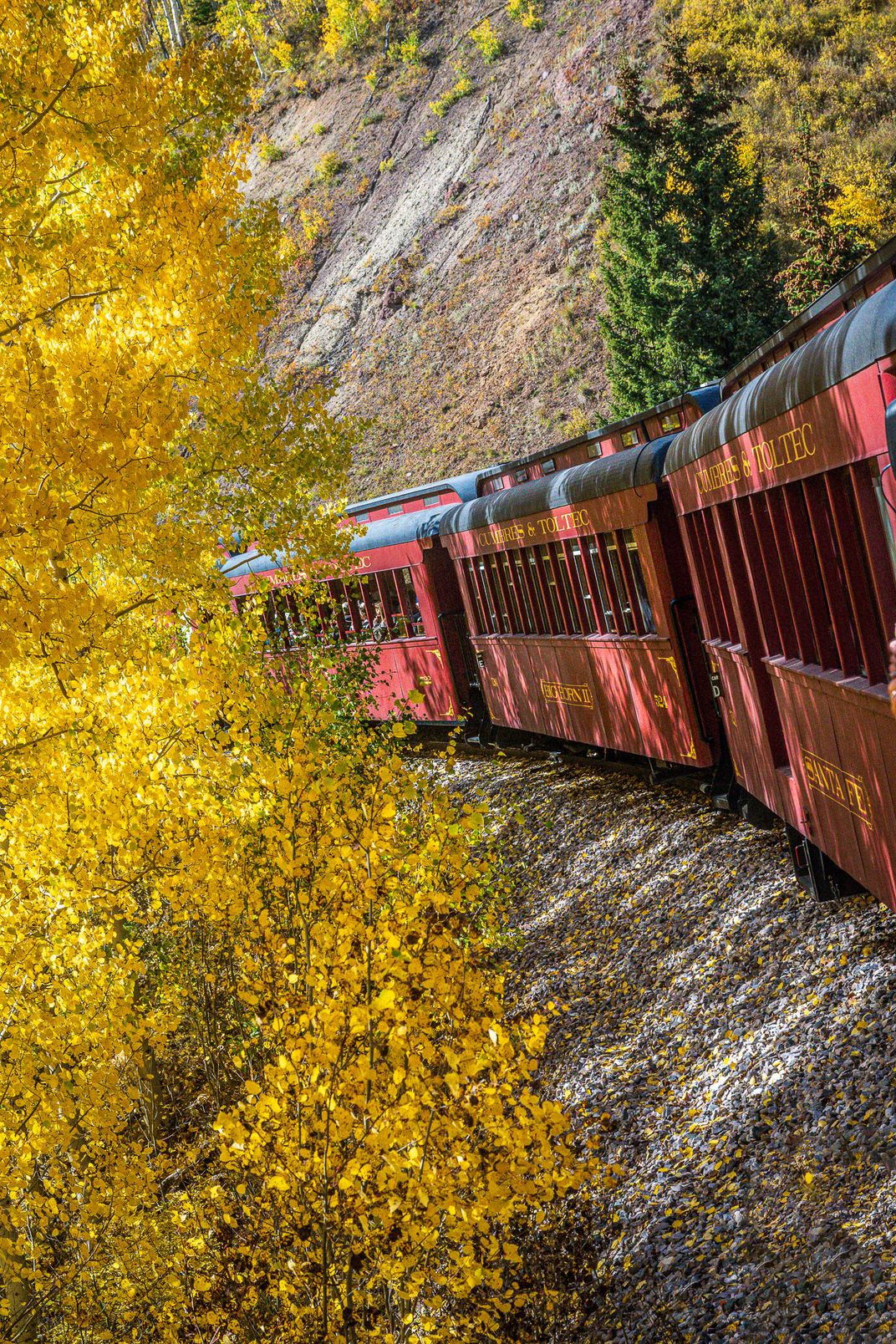 Fall foliage and a train | Smithsonian Photo Contest | Smithsonian Magazine