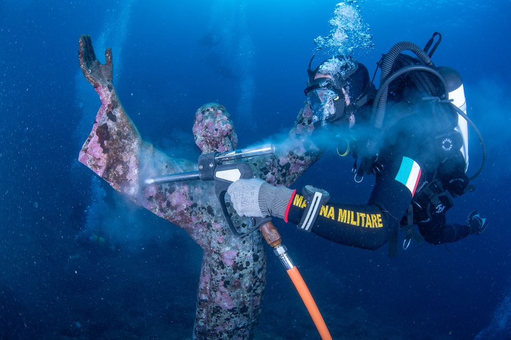 See How Divers Clean This Statue of Jesus Christ Submerged Nearly 60 ...