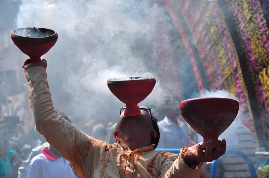 'DHUNICHI DANCE' IT IS A DHUNICHI DANCE DURING DURGA FESTIVAL. DHUNICHI ...