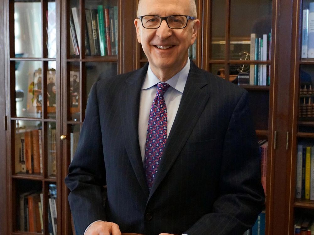 Smithsonian Secretary Announces His Departure