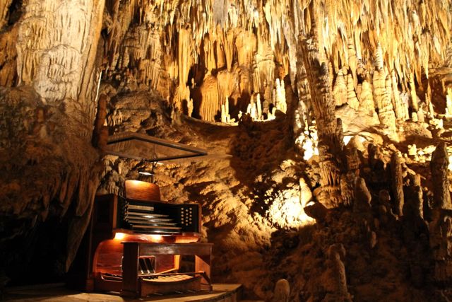 The Great Stalacpipe Organ, deep in Luray Caverns in Virginia ...