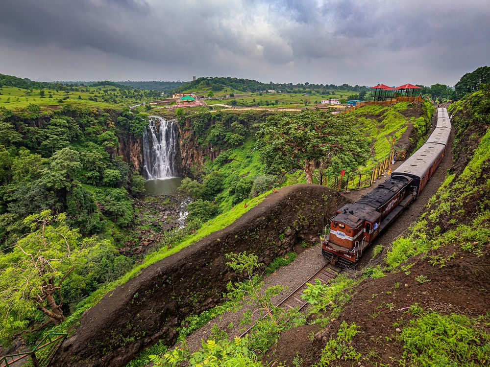 Train in the valley | Smithsonian Photo Contest | Smithsonian Magazine