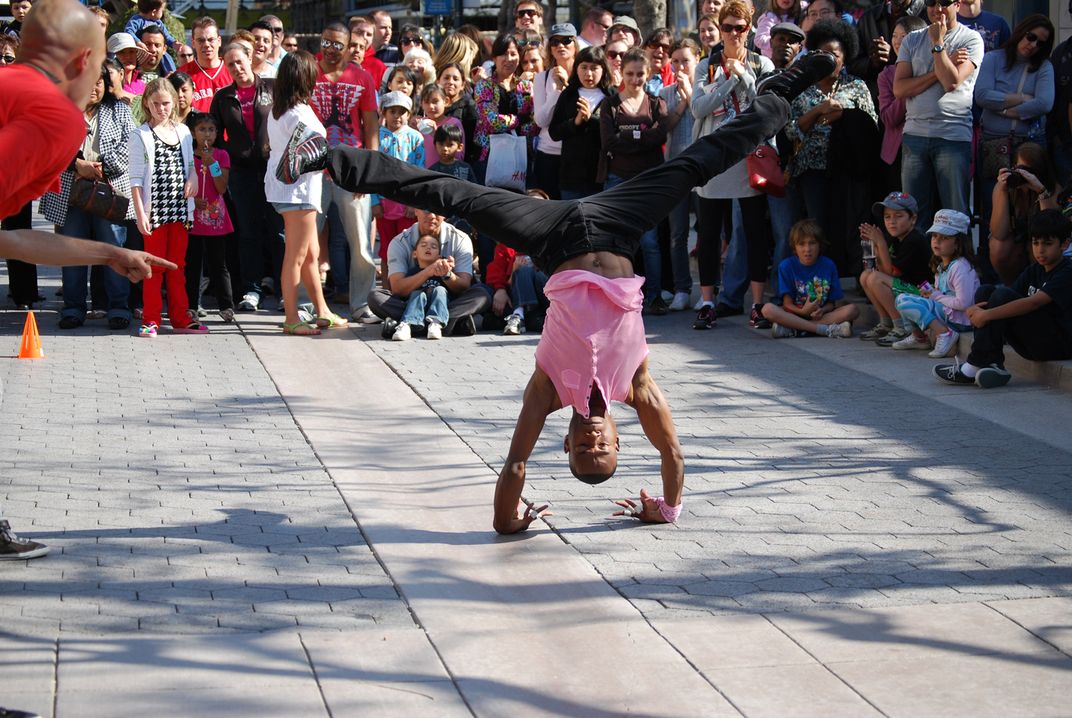 A street performer doing a handstand on his wrists in Malibu ...