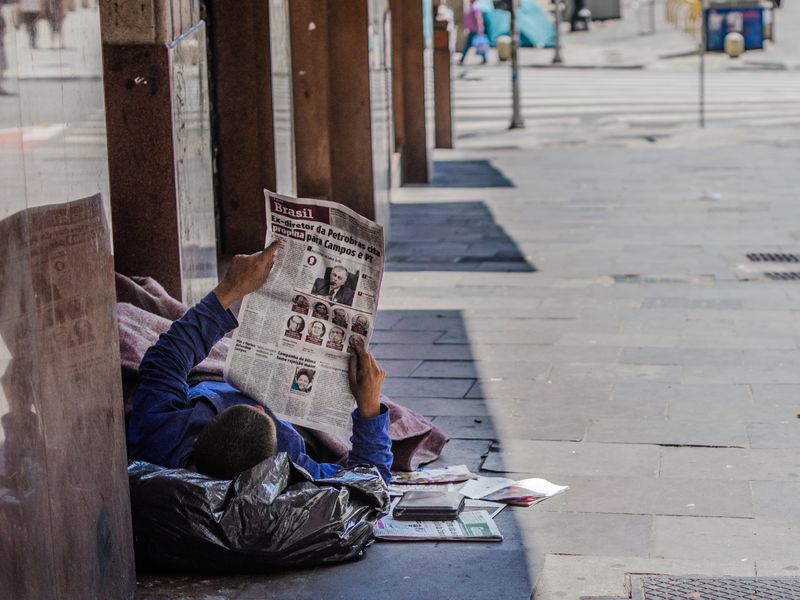 Homeless reading news | Smithsonian Photo Contest | Smithsonian Magazine