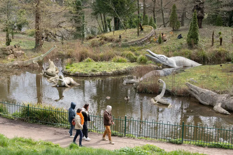 How a Victorian Dinosaur Park Became a Time Capsule of Early Paleontology