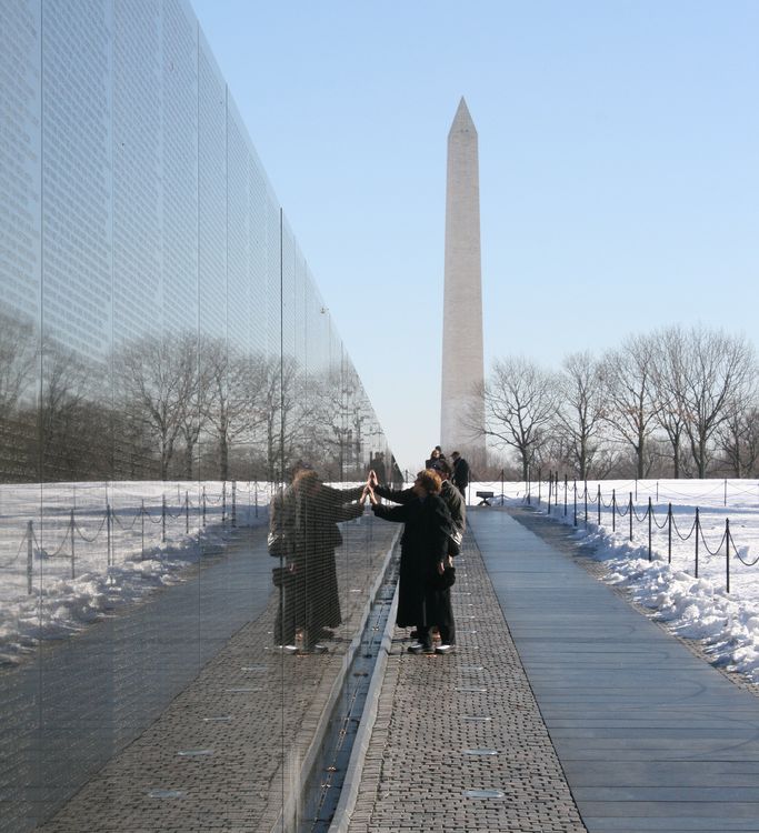 Remembering at the Vietnam War Memorial | Smithsonian Photo Contest ...