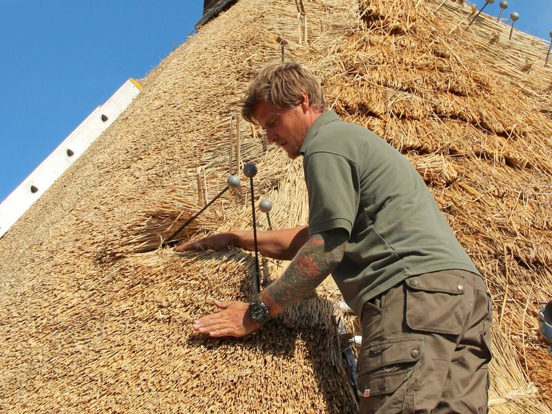 Lincolnshire's only Master Thatcher at work | Smithsonian Photo Contest ...