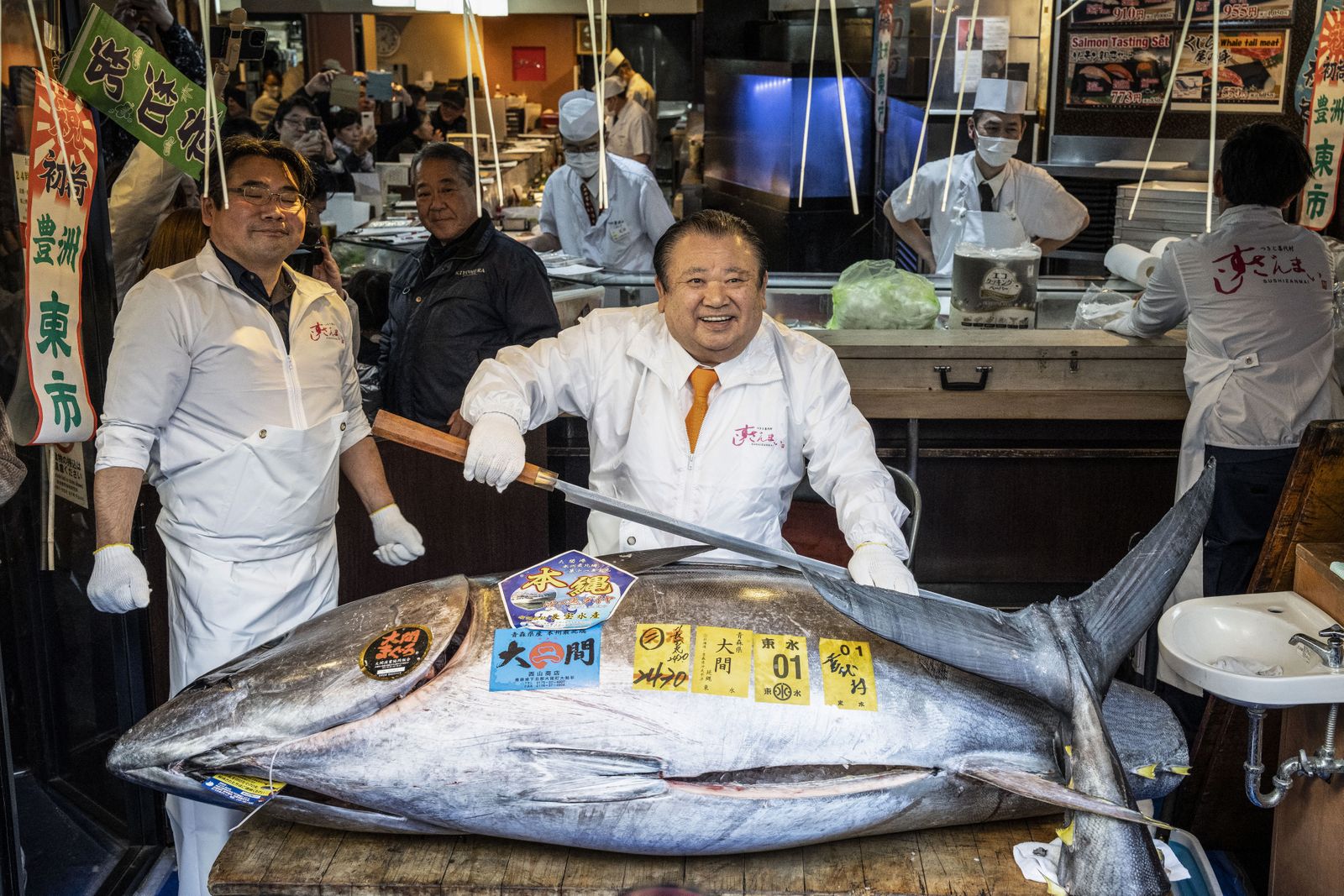 See the Record-Breaking Bluefin Tuna the Size of a Grizzly Bear That ...