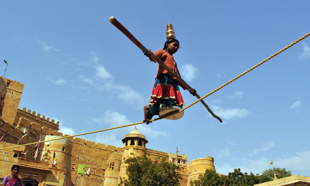 A LITTLE GIRL WAS PERFORMING AN ART OF BALENCE IN FRONT OF JAISALMER ...