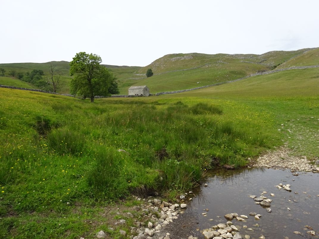 A yorkshire Dales barn in a Limestone landscape | Smithsonian Photo ...