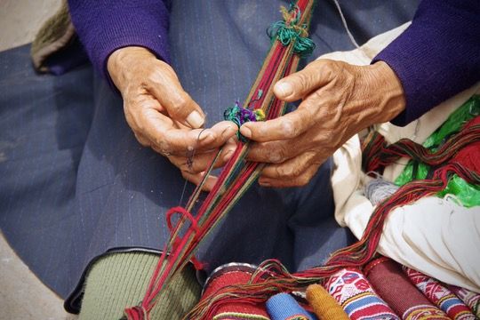 Peruvian women hand weaving in the street | Smithsonian Photo Contest ...