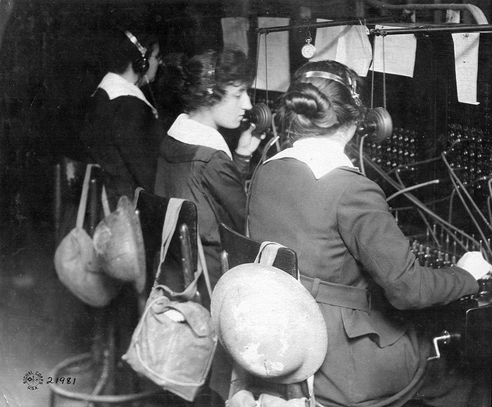 Women On the Frontlines of WWI Came to Operate Telephones