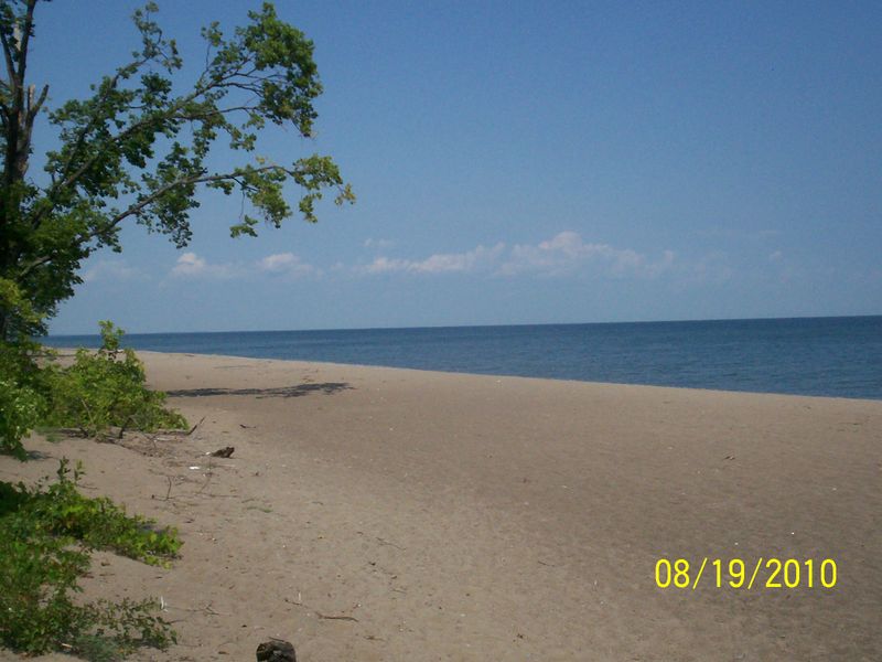 A beautifull, non-polluted beach on the Canadian side of Lake Erie ...